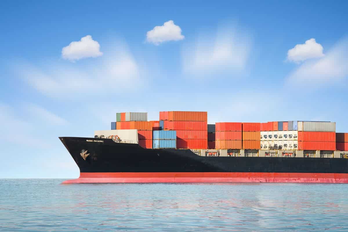 How Do Shipping Container Ships Float With All The Weight? | Mondoro